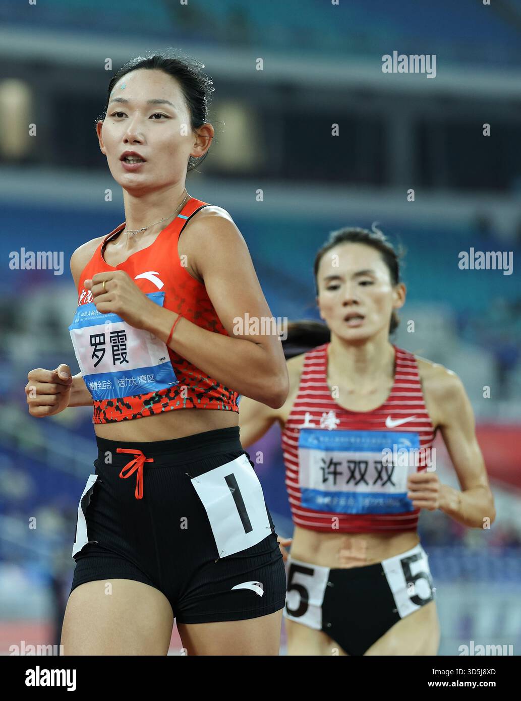 (251116) -- GUANGZHOU, Nov. 16, 2025 (Xinhua) -- Luo Xia (L) of Yunnan ...