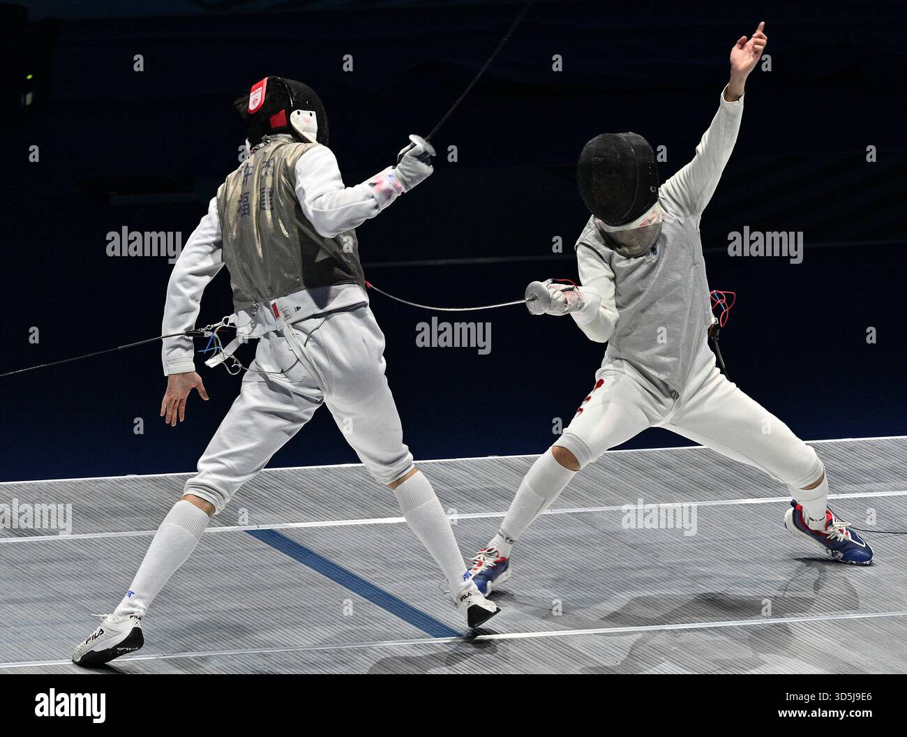 (251116) -- HONG KONG, Nov. 16, 2025 (Xinhua) -- Xu Jie (L) of Fujian ...