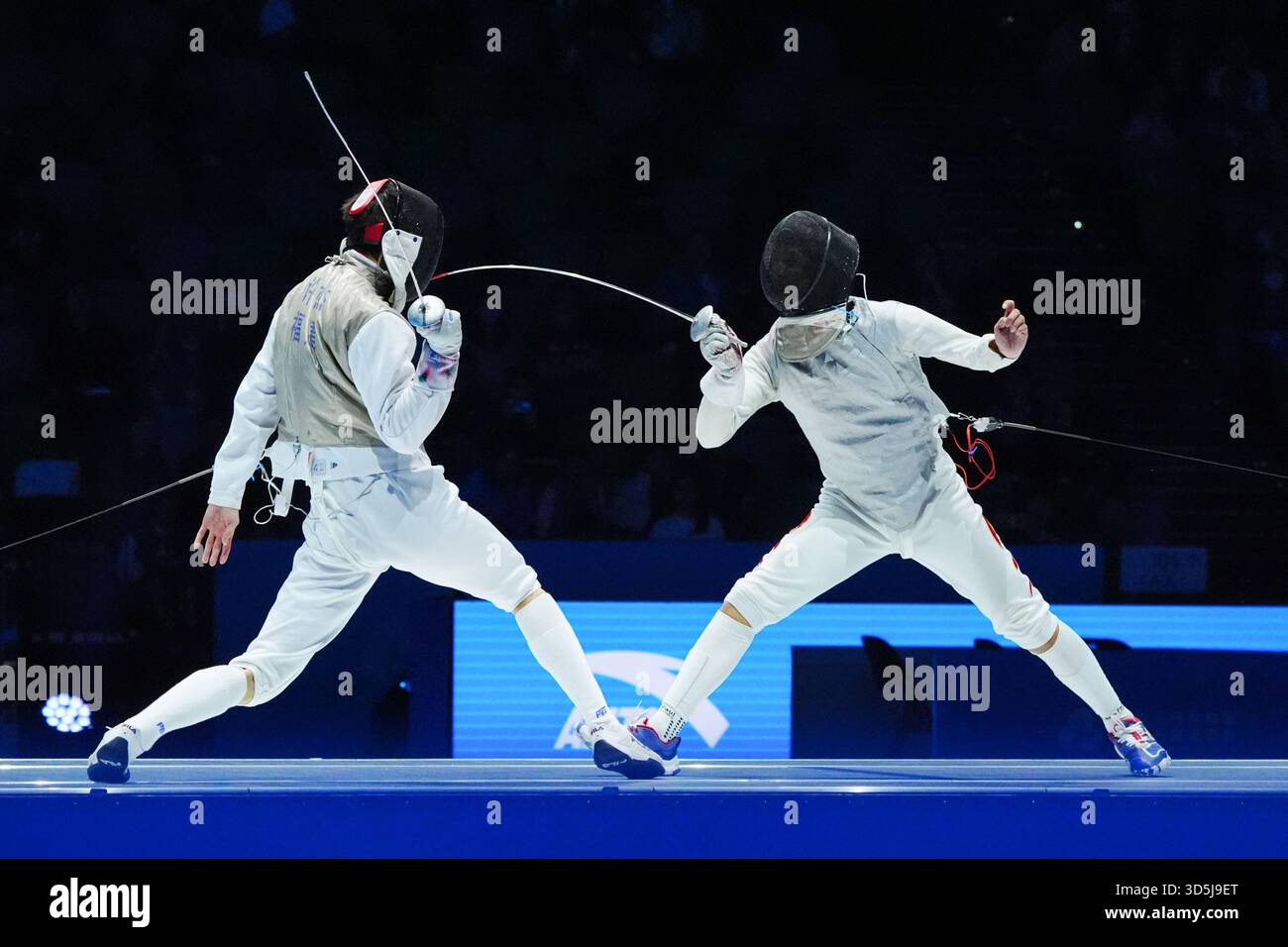 (251116) -- HONG KONG, Nov. 16, 2025 (Xinhua) -- Xu Jie (L) of Fujian ...