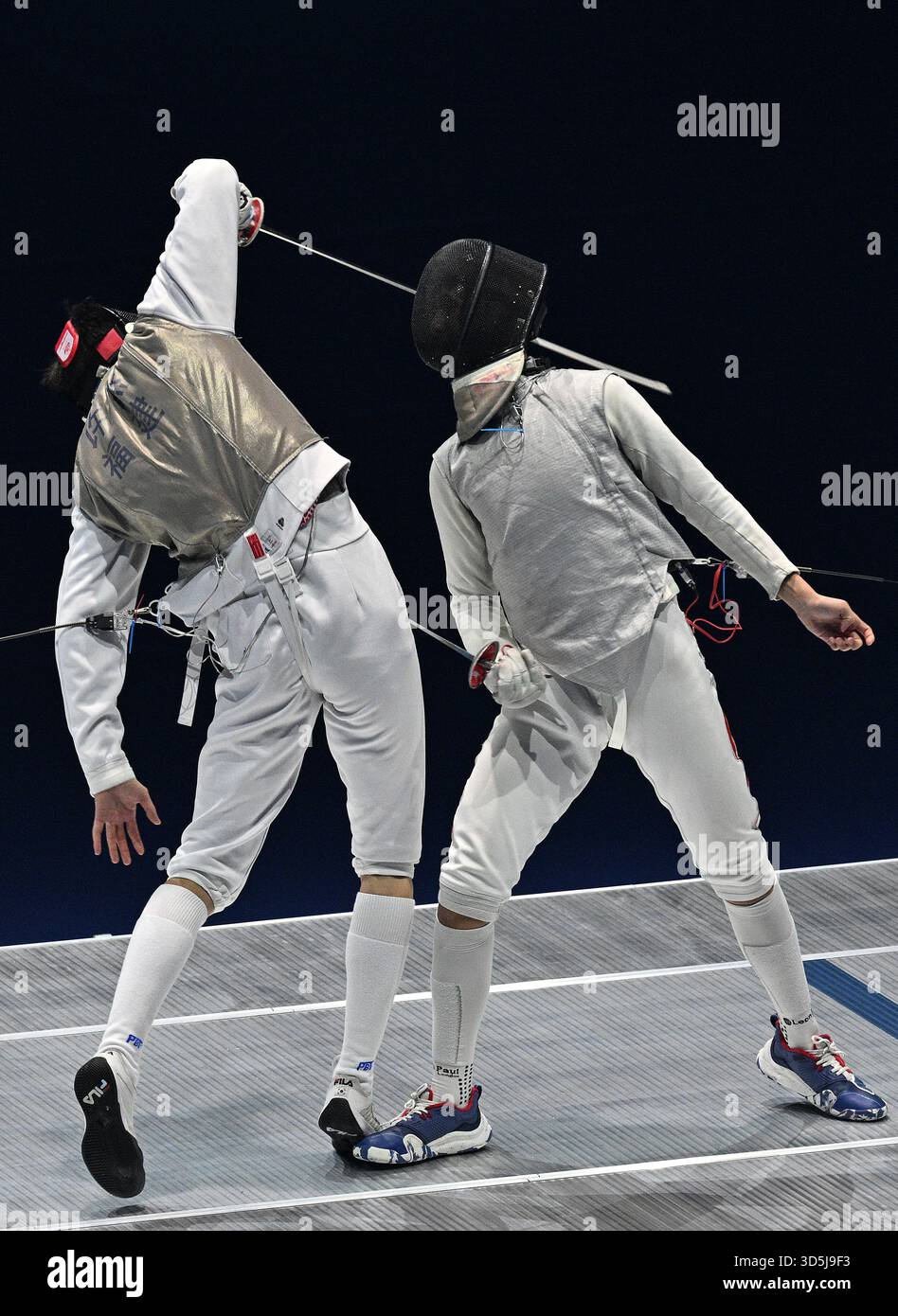 (251116) -- HONG KONG, Nov. 16, 2025 (Xinhua) -- Xu Jie (L) of Fujian ...