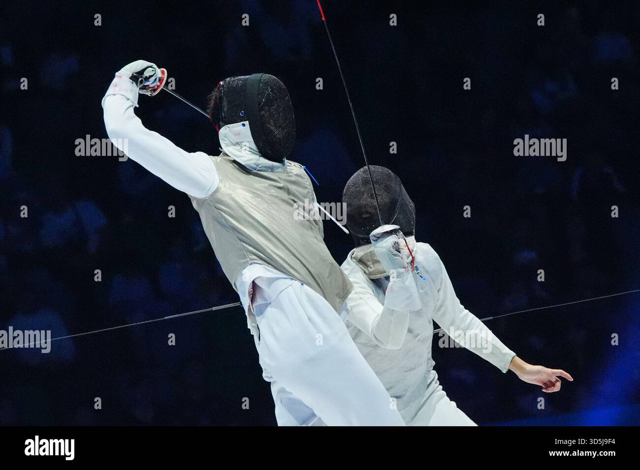 (251116) -- HONG KONG, Nov. 16, 2025 (Xinhua) -- Xu Jie (L) of Fujian ...