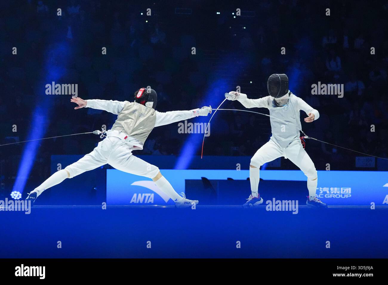 (251116) -- HONG KONG, Nov. 16, 2025 (Xinhua) -- Xu Jie (L) of Fujian ...