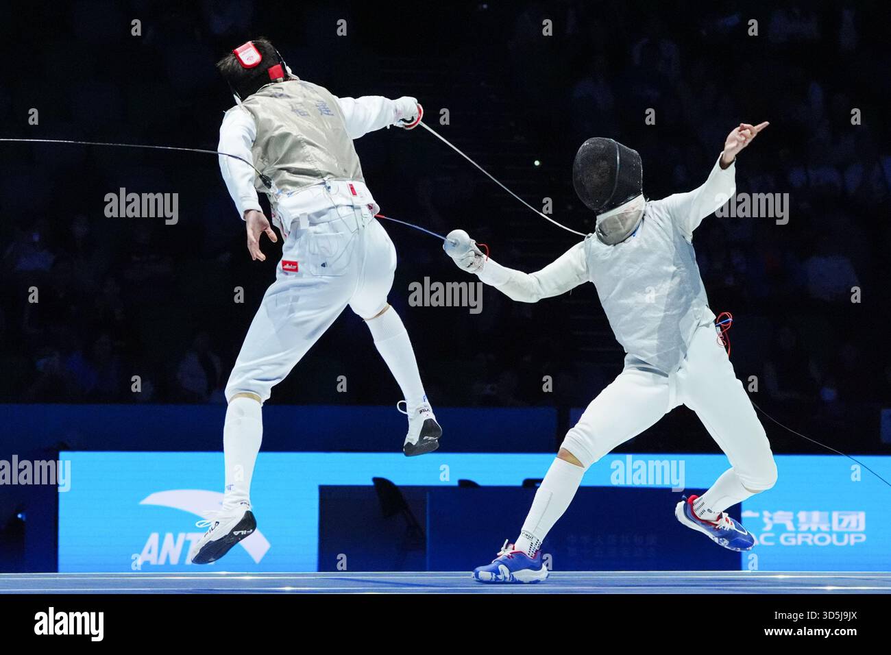 (251116) -- HONG KONG, Nov. 16, 2025 (Xinhua) -- Xu Jie (L) of Fujian ...