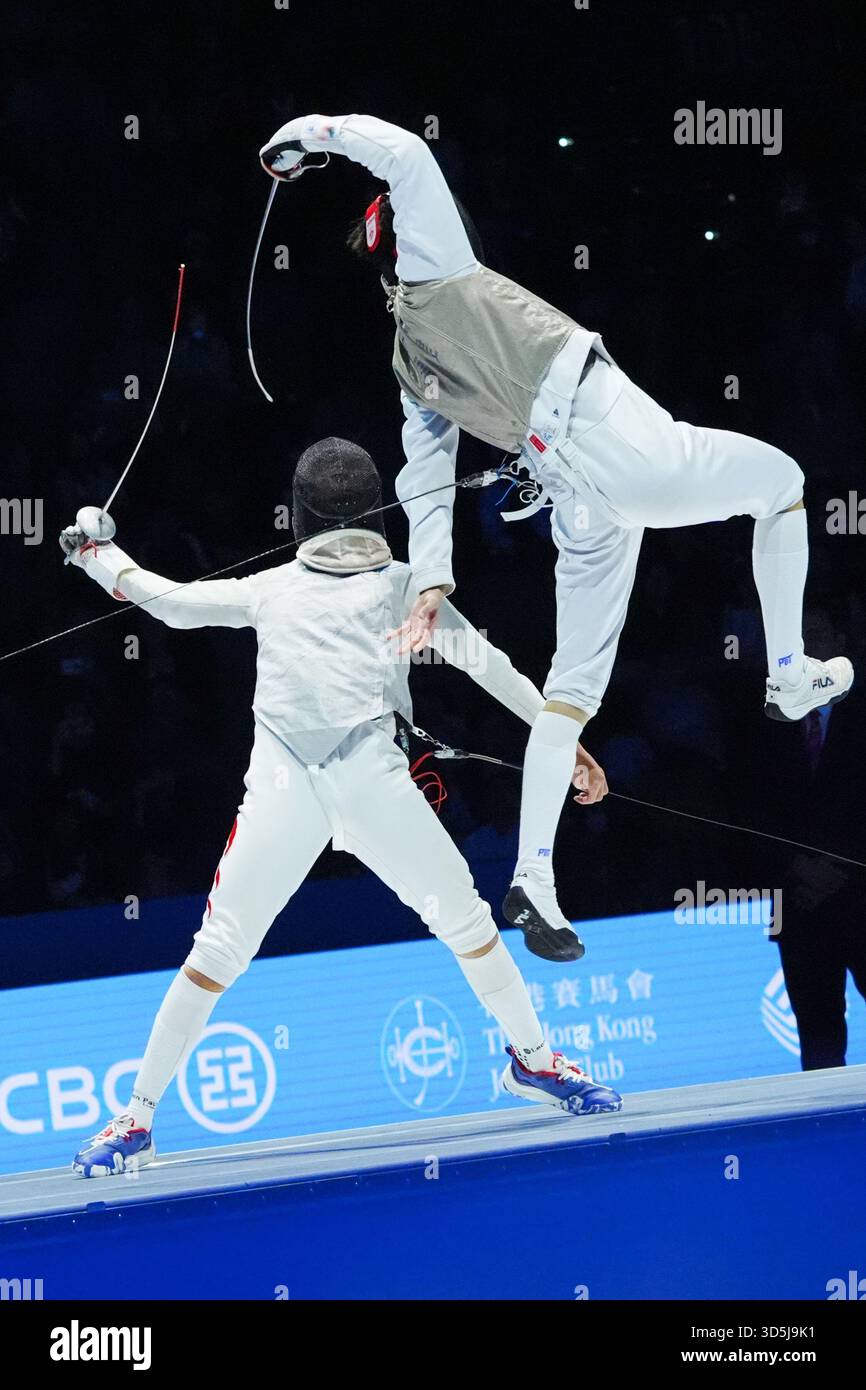 (251116) -- HONG KONG, Nov. 16, 2025 (Xinhua) -- Xu Jie (R) of Fujian ...