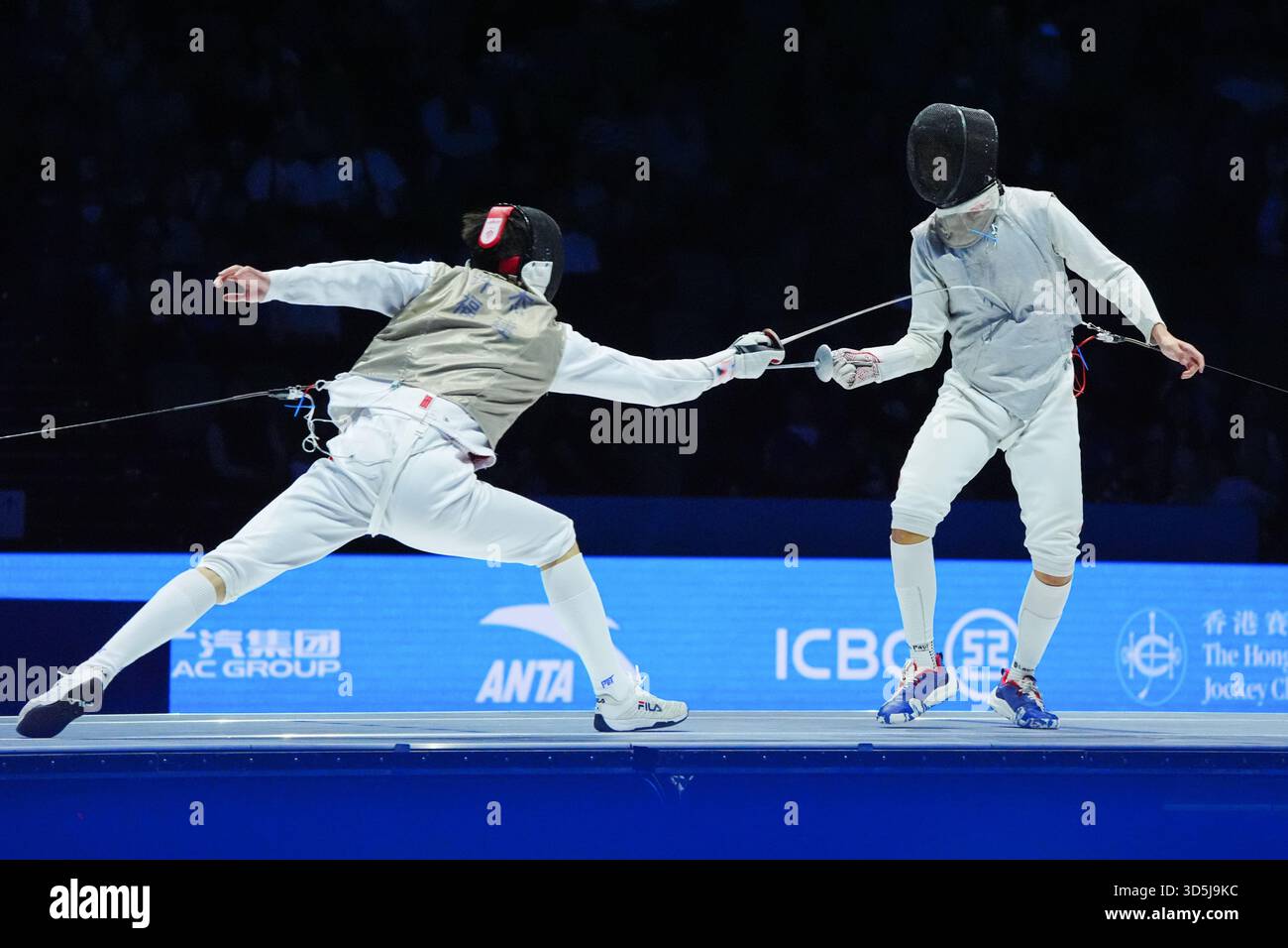 (251116) -- HONG KONG, Nov. 16, 2025 (Xinhua) -- Xu Jie (L) of Fujian ...