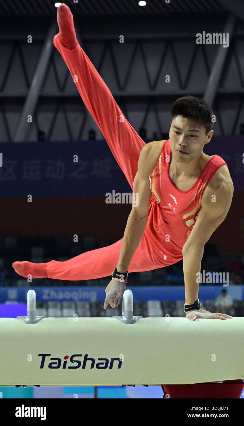(251116) -- ZHAOQING, Nov. 16, 2025 (Xinhua) -- Yan Renpeng of Shandong ...