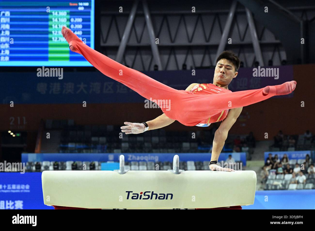 (251116) -- ZHAOQING, Nov. 16, 2025 (Xinhua) -- Yan Renpeng of Shandong ...