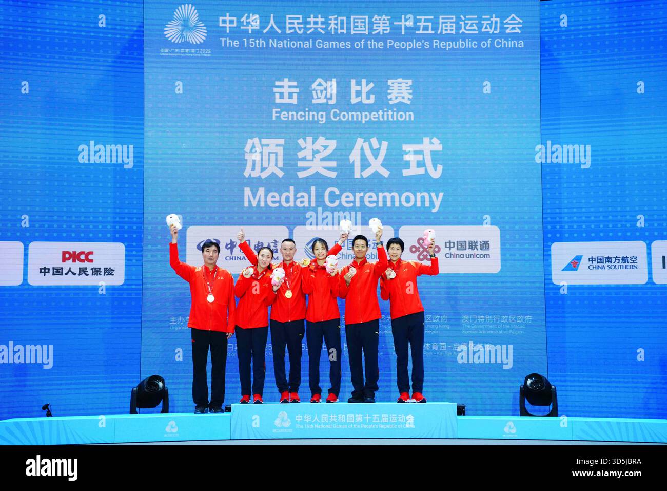 (251116) -- HONG KONG, Nov. 16, 2025 (Xinhua) -- Gold medalist Yang ...