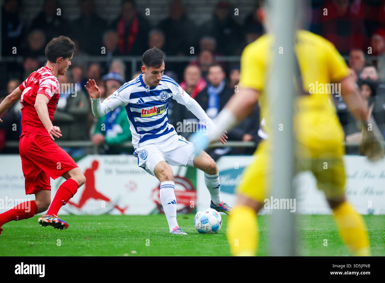16 November 2025, North Rhine-Westphalia, Sonsbeck: Soccer: Lower Rhine ...