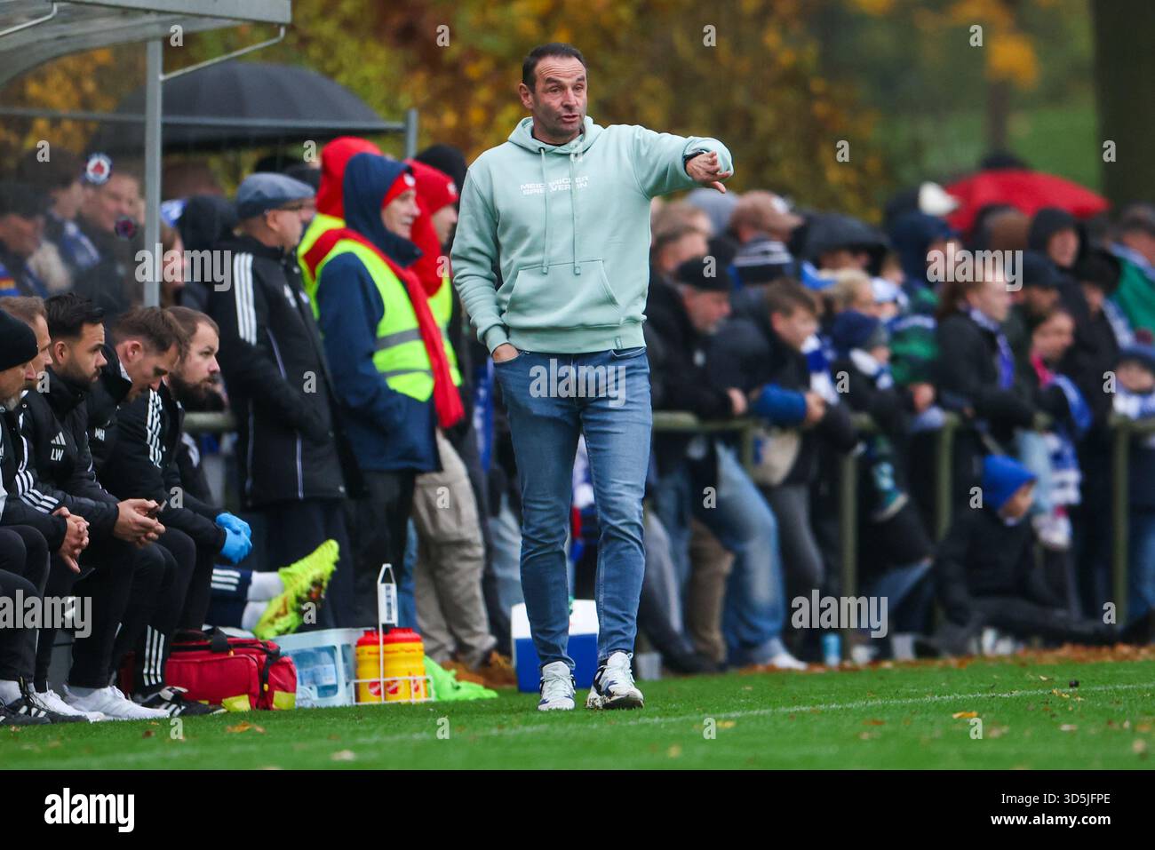 16 November 2025, North Rhine-Westphalia, Sonsbeck: Soccer: Lower Rhine ...