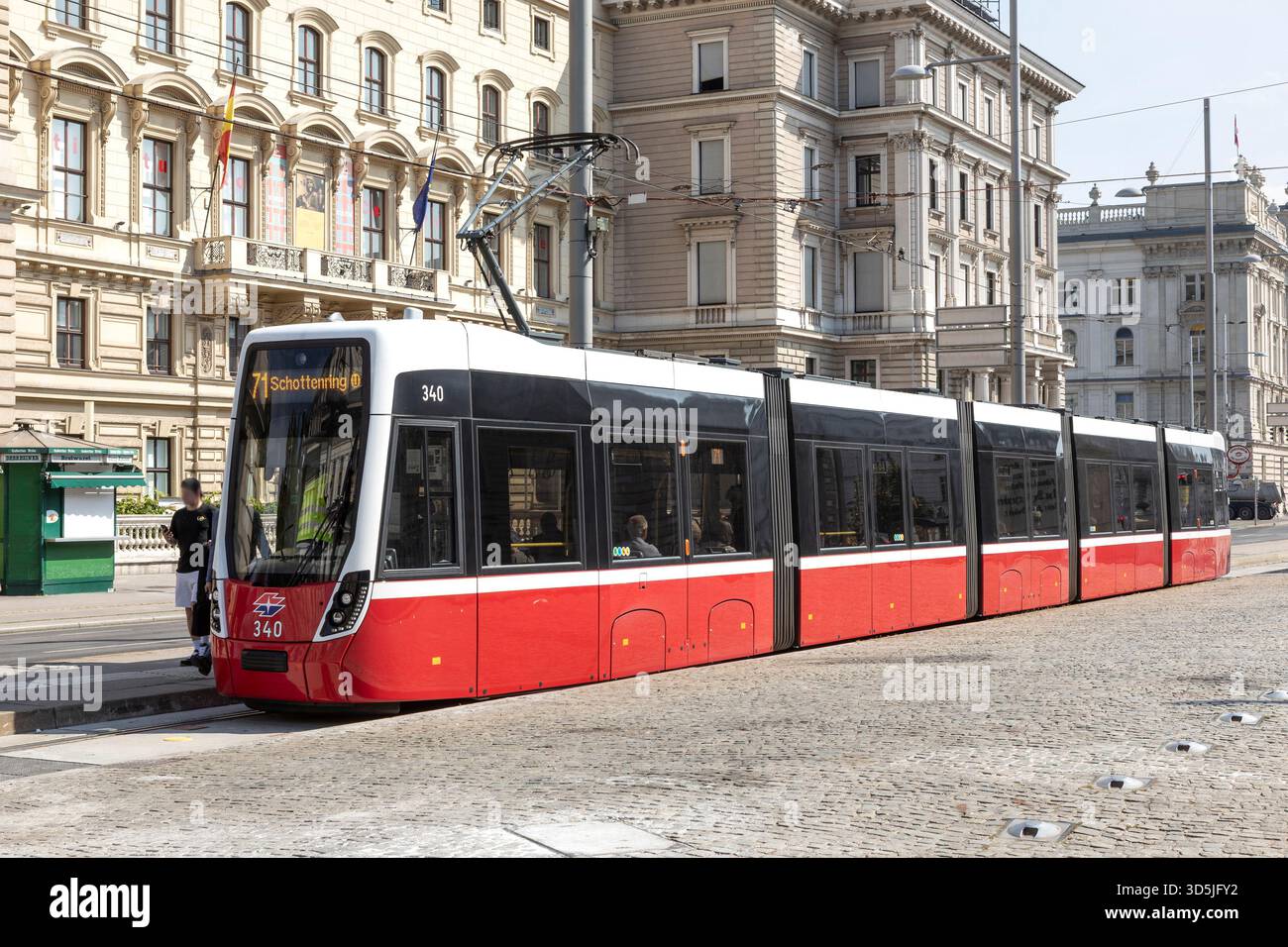 Straßenbahn Linie 71, Wien, Österreich // Tram Line 71, Vienna, Austria ...