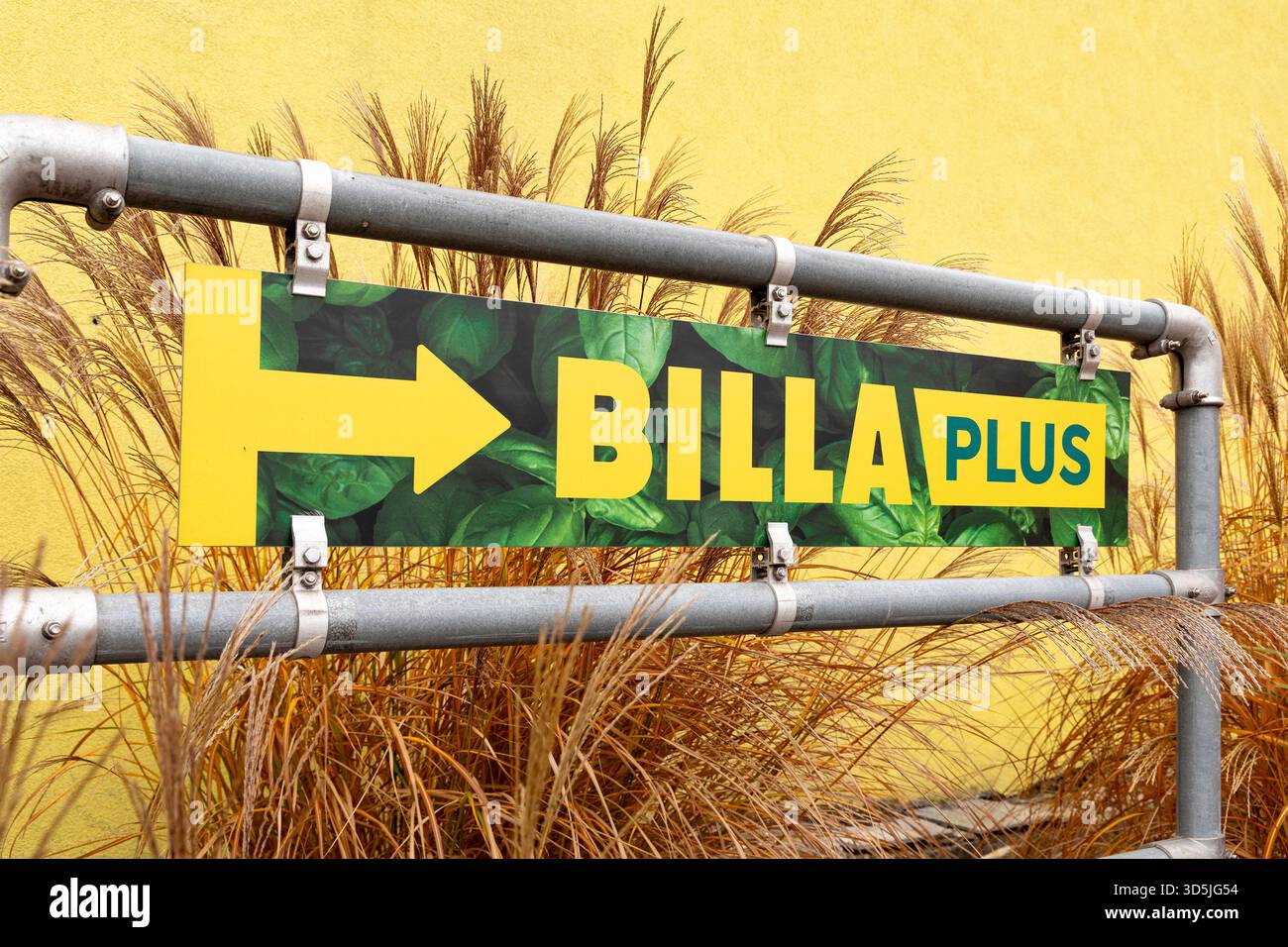 Wegweiser zu einer Billa Plus, Filiale // Signpost to a Billa Plus ...