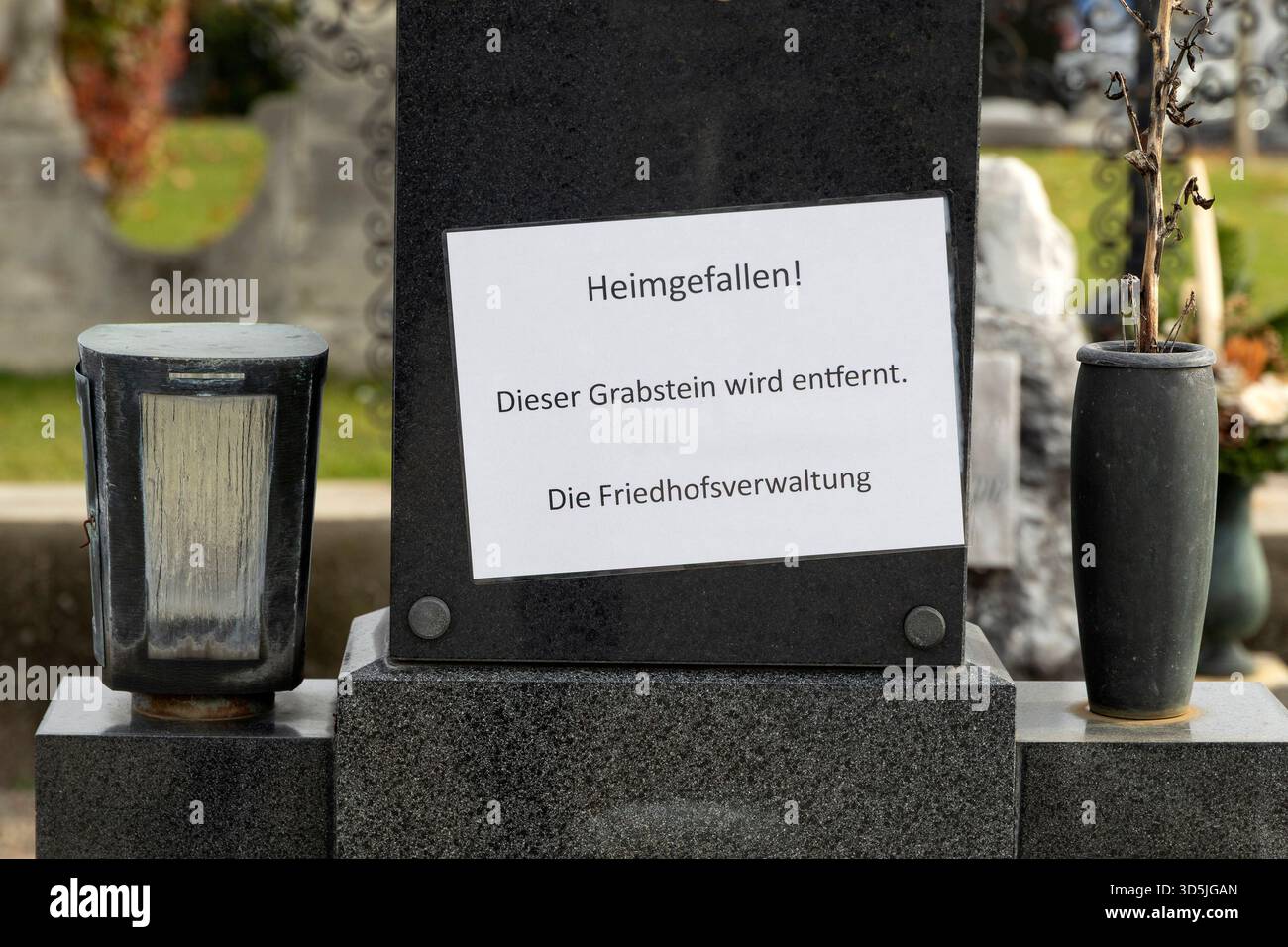 Friedhof, Schild Heimgefallen - Bedeutet das Nutzungsrecht am Grab ist ...
