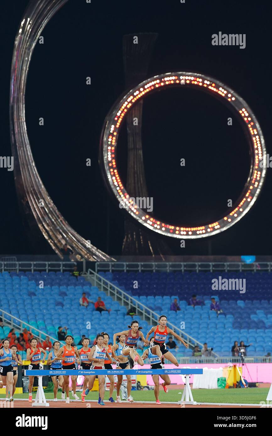 (251116) -- GUANGZHOU, Nov. 16, 2025 (Xinhua) -- Luo Xia (1st R) of ...