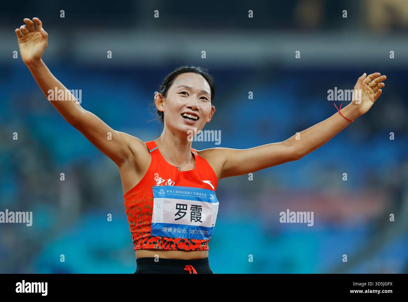 (251116) -- GUANGZHOU, Nov. 16, 2025 (Xinhua) -- Luo Xia of Yunnan ...