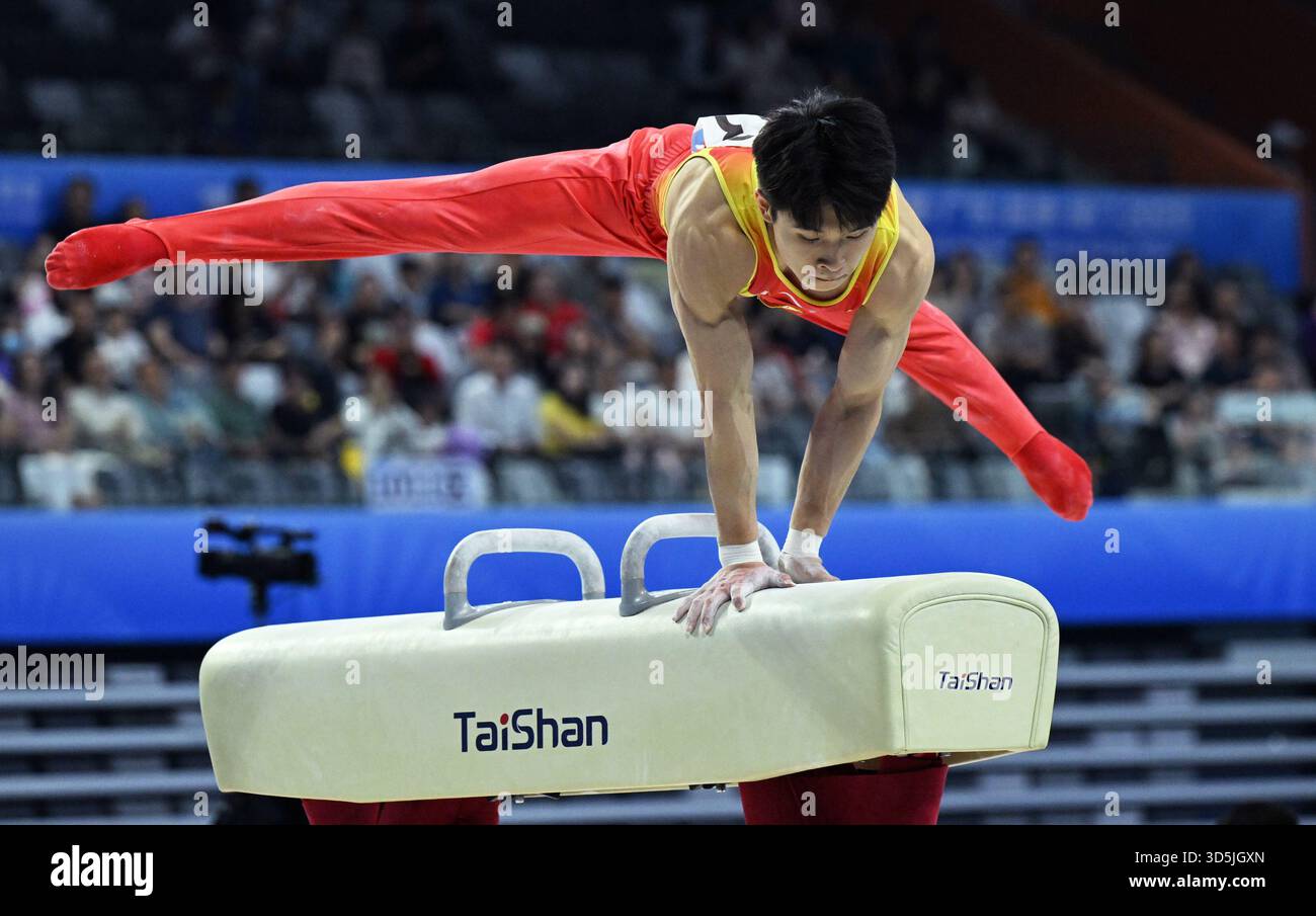 (251116) -- ZHAOQING, Nov. 16, 2025 (Xinhua) -- Wang Chengcheng of ...