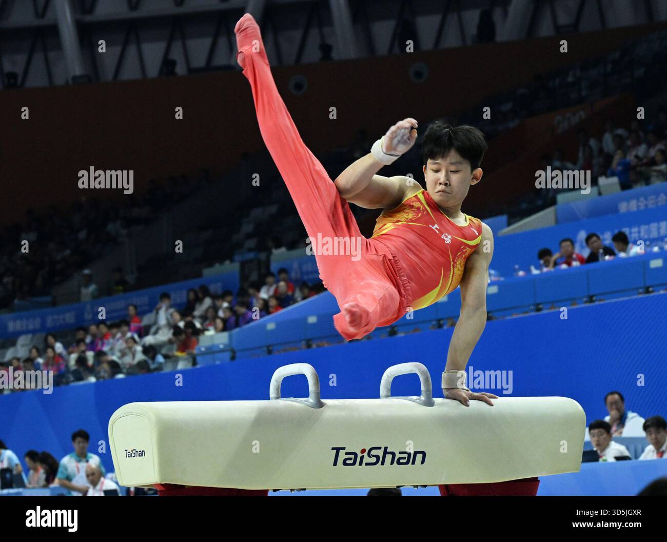 (251116) -- ZHAOQING, Nov. 16, 2025 (Xinhua) -- Zheng Ao of Shanghai ...