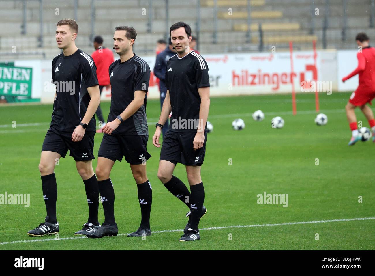 The referee team around referee [referee] Marvin Hoffmann at the game ...