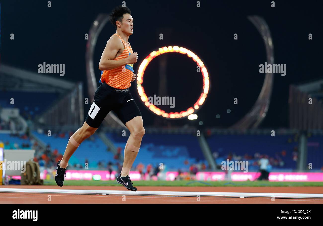 (251116) -- GUANGZHOU, Nov. 16, 2025 (Xinhua) -- Hua Zihui of Zhejiang ...