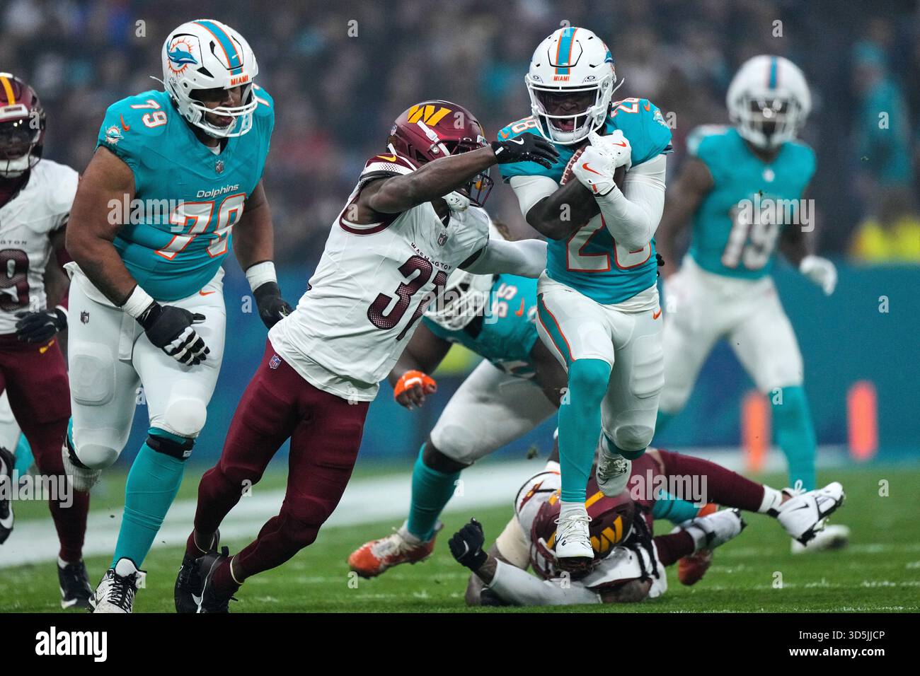 Miami Dolphins running back De'Von Achane (28) runs with then ball ...
