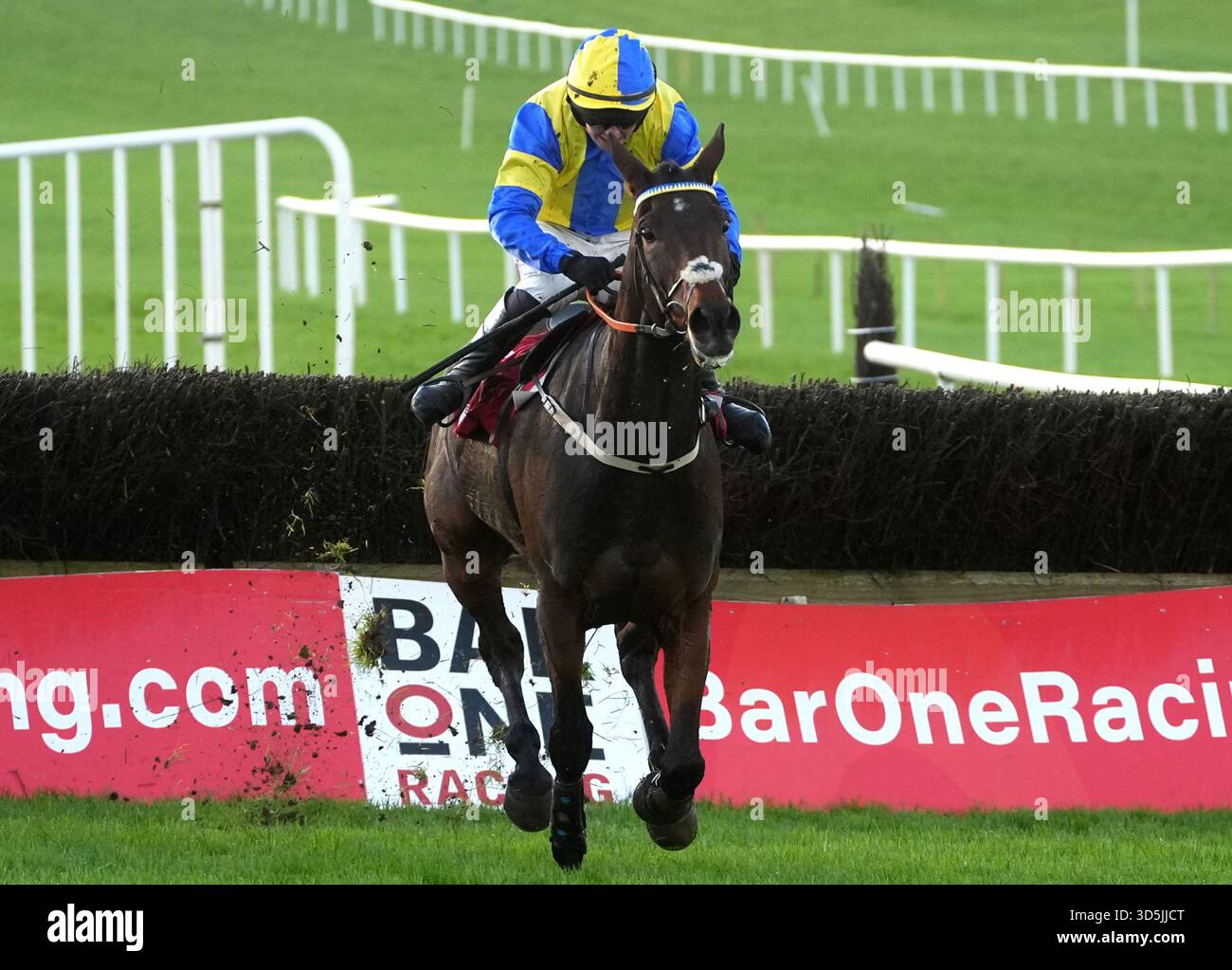 Answer To Kayf ridden by John Shinnick on their way to winning the Bar ...