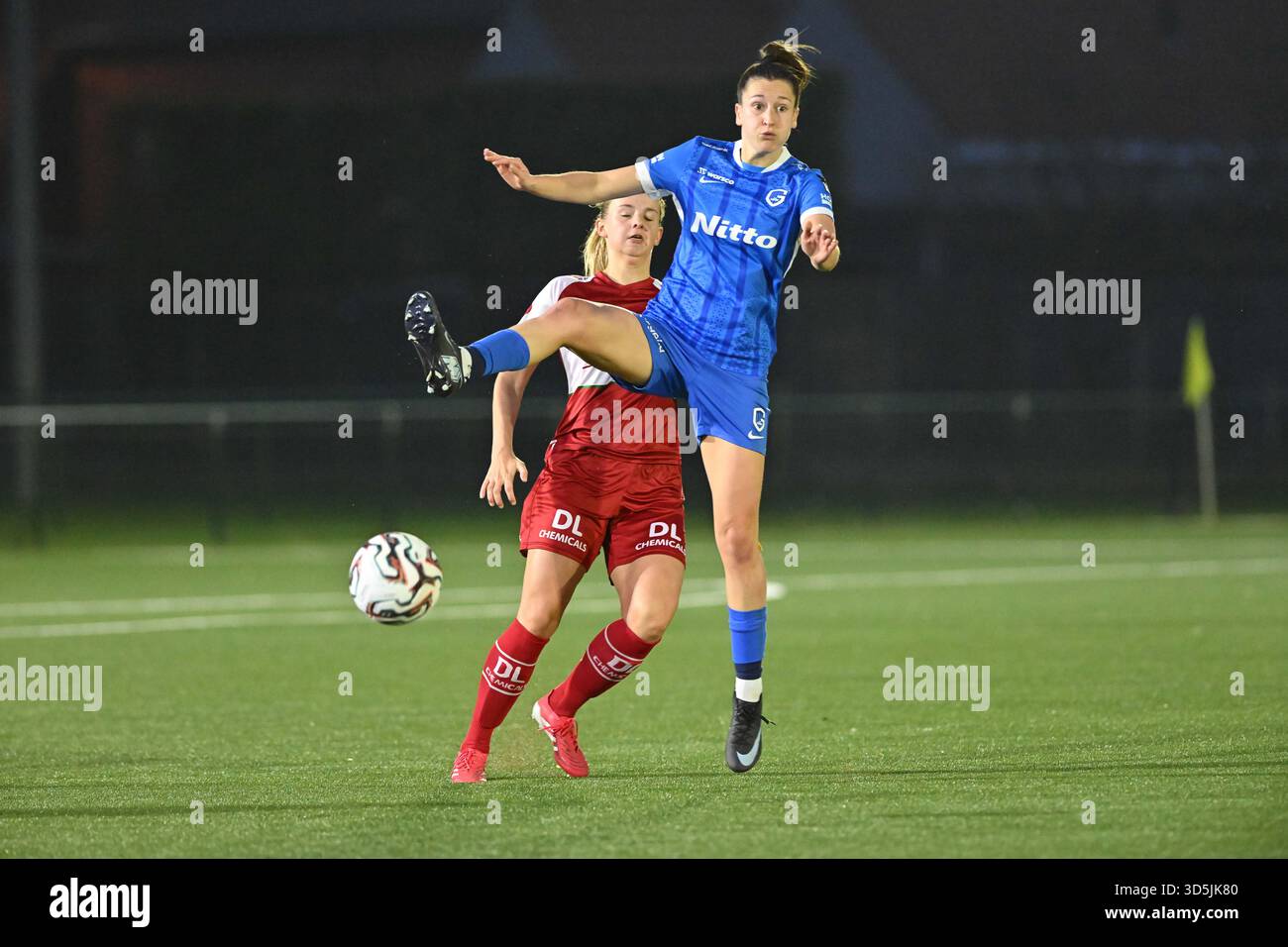 Amber Bert (10) of Zulte-Waregem and Gwenn Duijsters (13) of KRC Genk ...