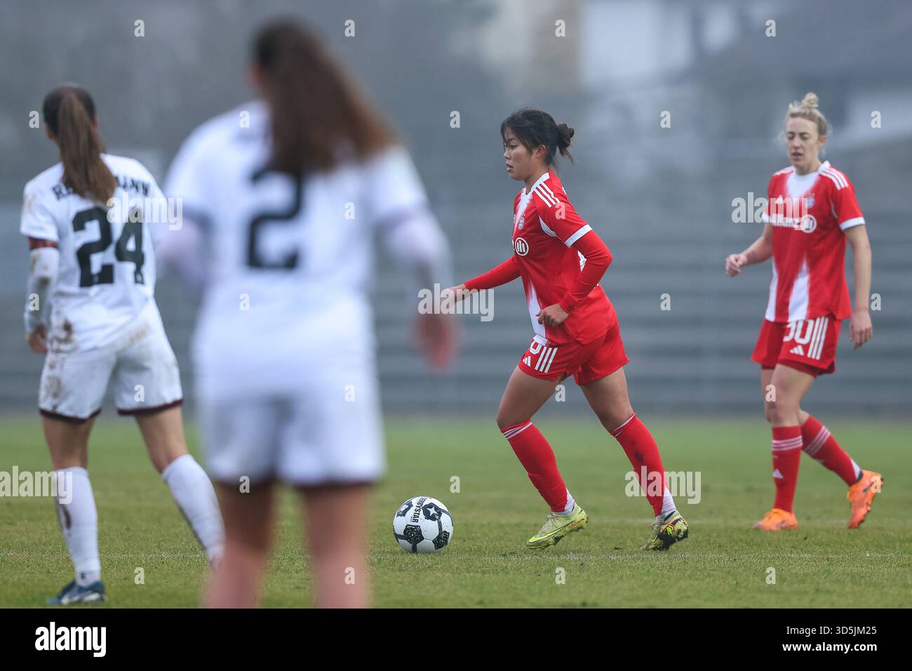 Momoko Tanikawa (FC FC Bayern Munich, #18) with Carolin Simon (FC FC ...