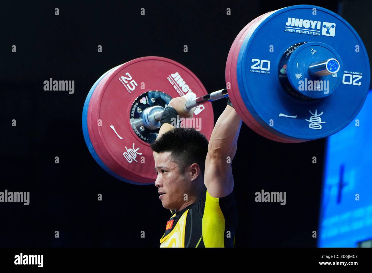 (251116) -- BEIJING, Nov. 16, 2025 (Xinhua) -- Li Fabin of Fujian ...