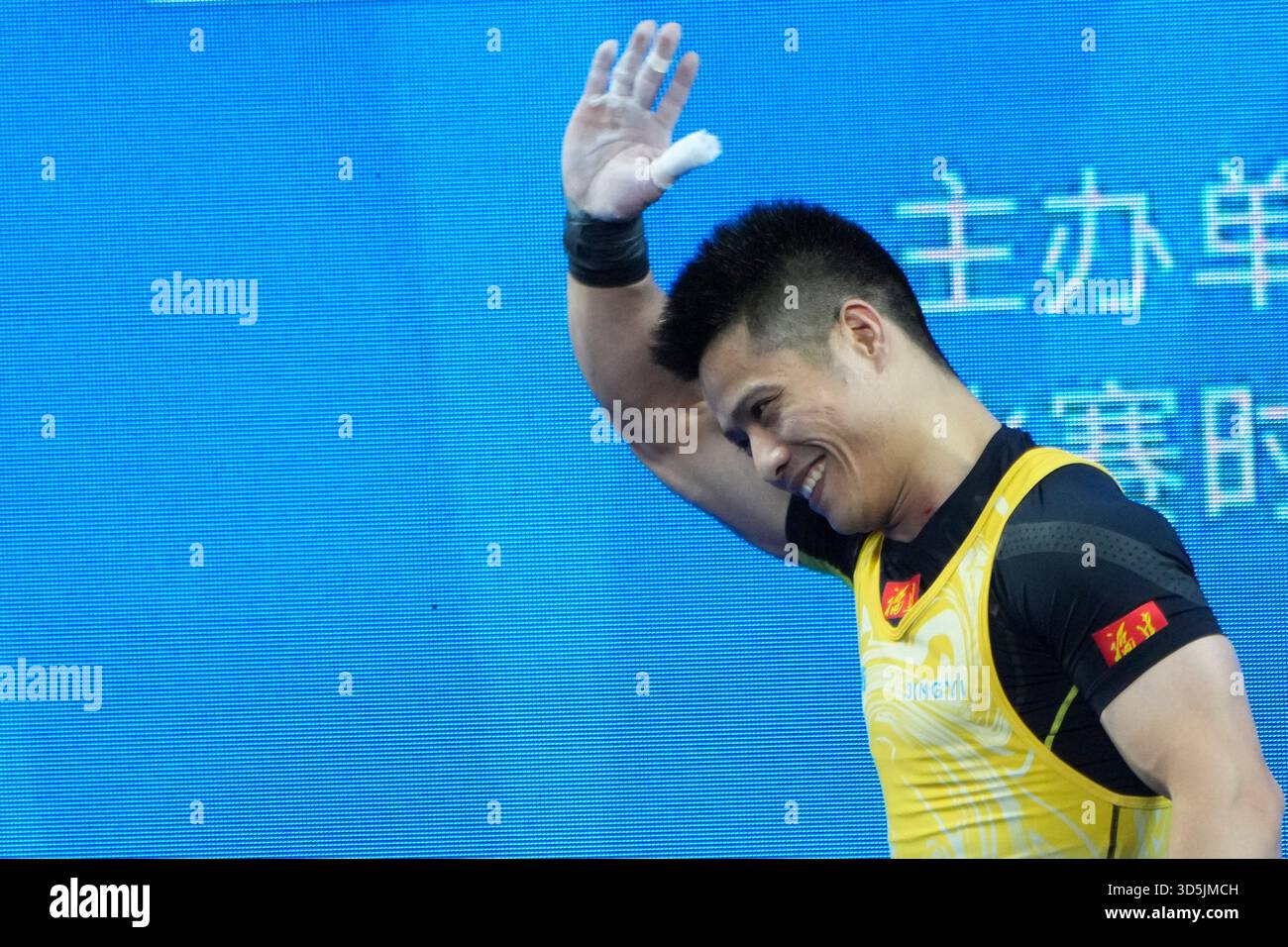 (251116) -- BEIJING, Nov. 16, 2025 (Xinhua) -- Li Fabin of Fujian ...