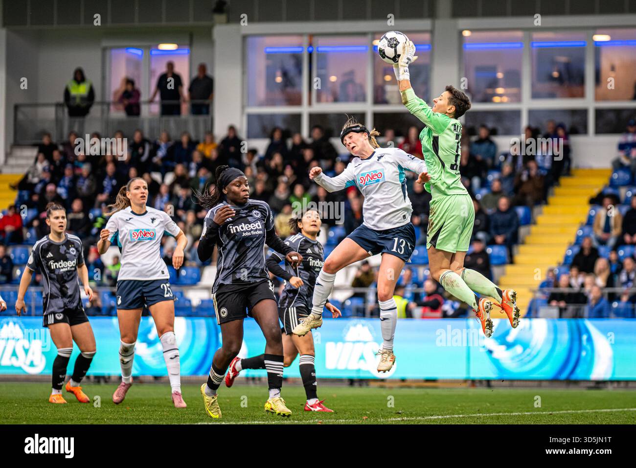 Lina Altenburg (12; Eintracht Frankfurt) catches the ball in mid-air ...