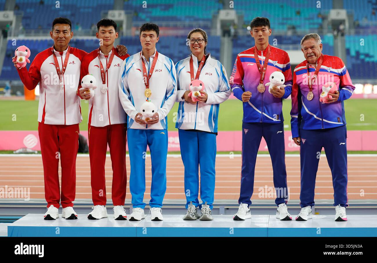 (251116) -- GUANGZHOU, Nov. 16, 2025 (Xinhua) -- Gold medalist Hua ...