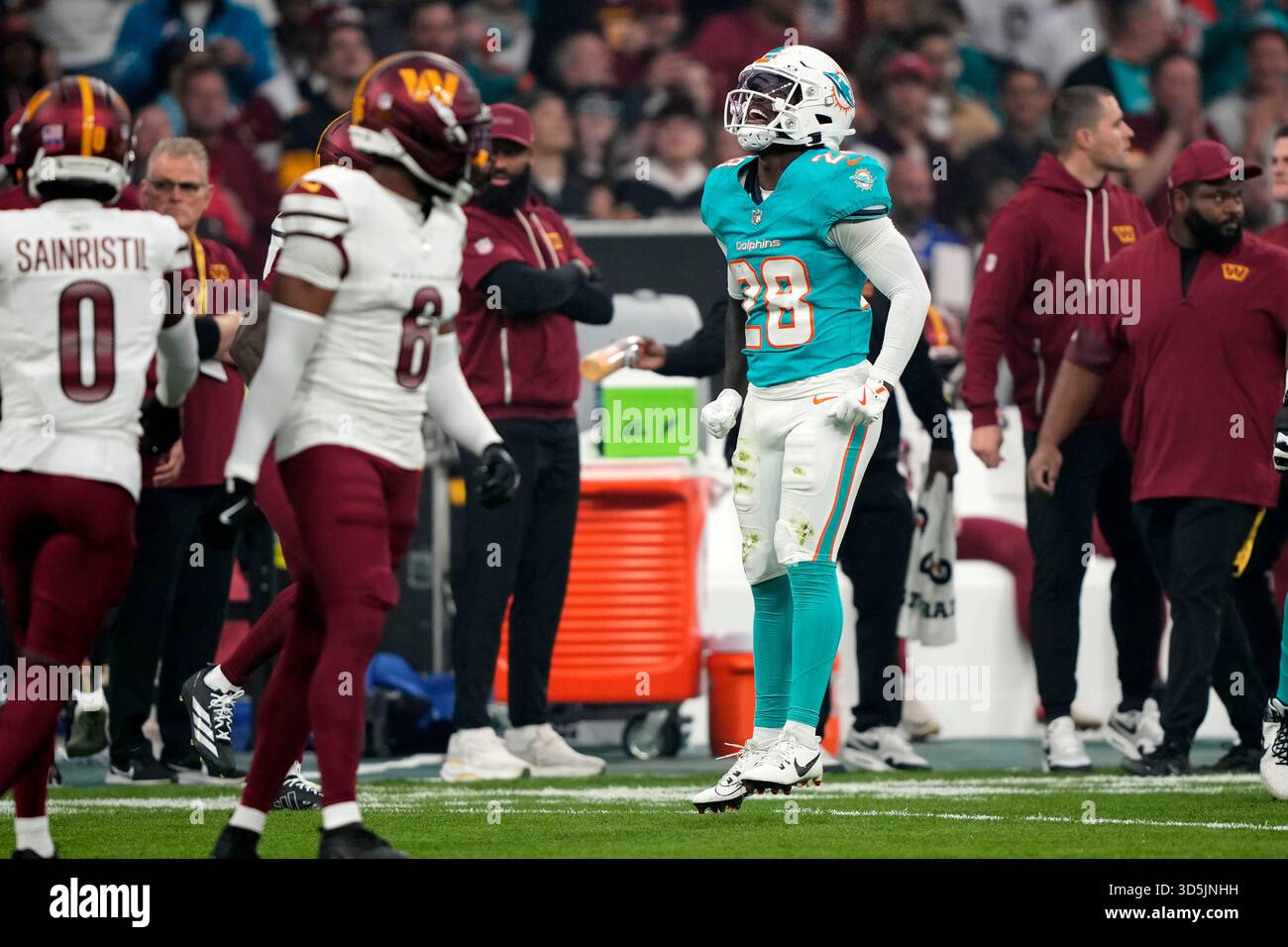 Miami Dolphins running back De'Von Achane (28) celebrates after a long ...
