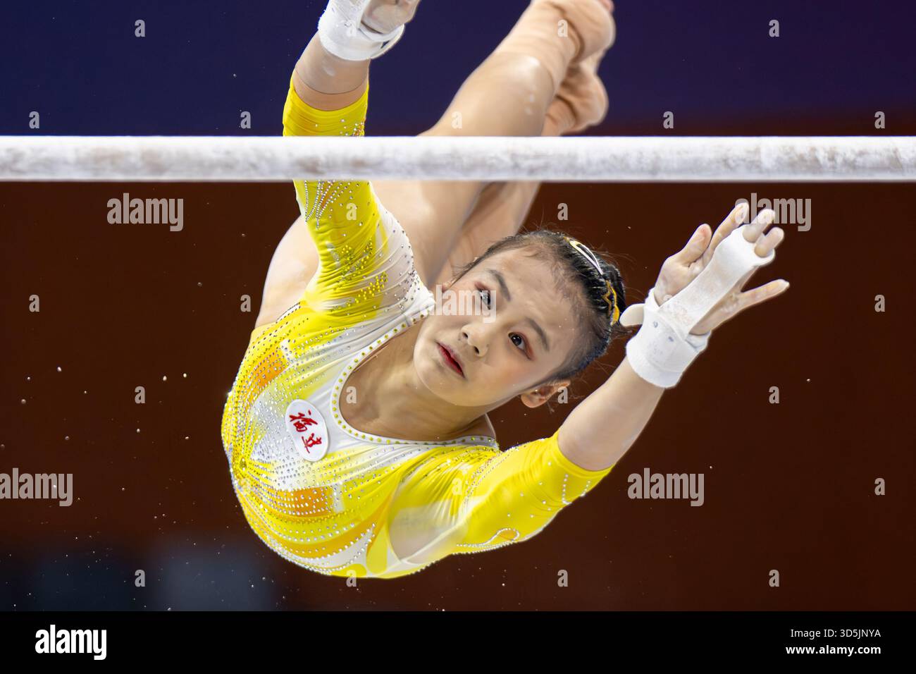 (251116) -- ZHAOQING, Nov. 16, 2025 (Xinhua) -- Qiu Qiyuan of Fujian ...