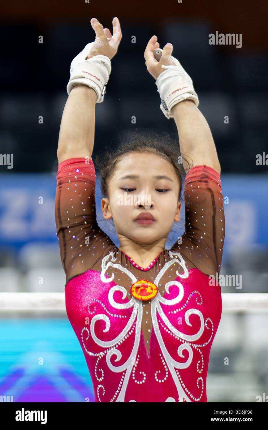 (251116) -- ZHAOQING, Nov. 16, 2025 (Xinhua) -- Zhong Qi of Guangdong ...