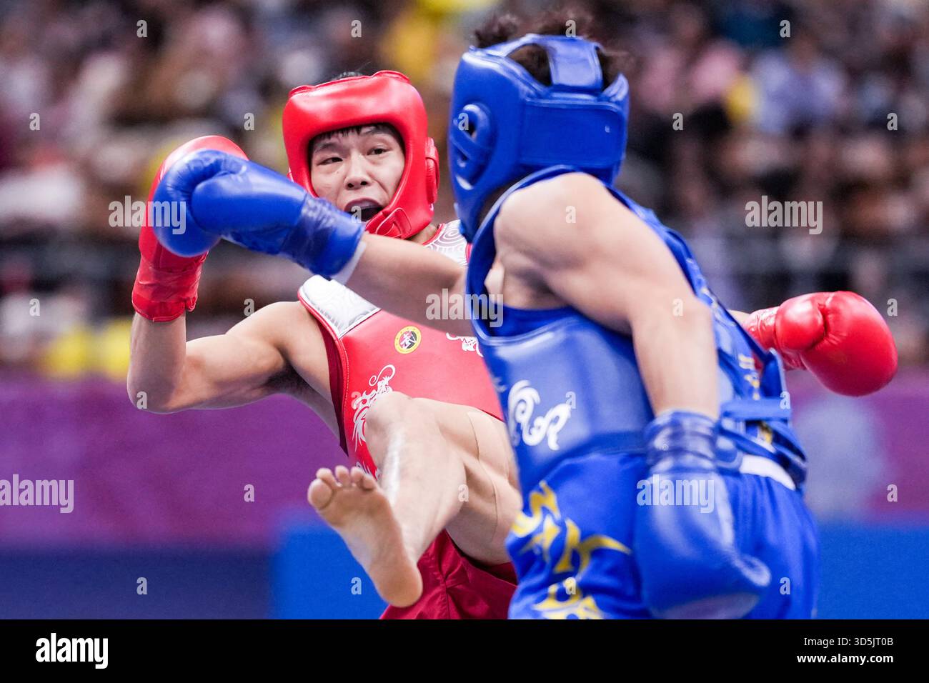 (251116) -- ZHANJIANG, Nov. 16, 2025 (Xinhua) -- Jin Wenbin (L) of ...