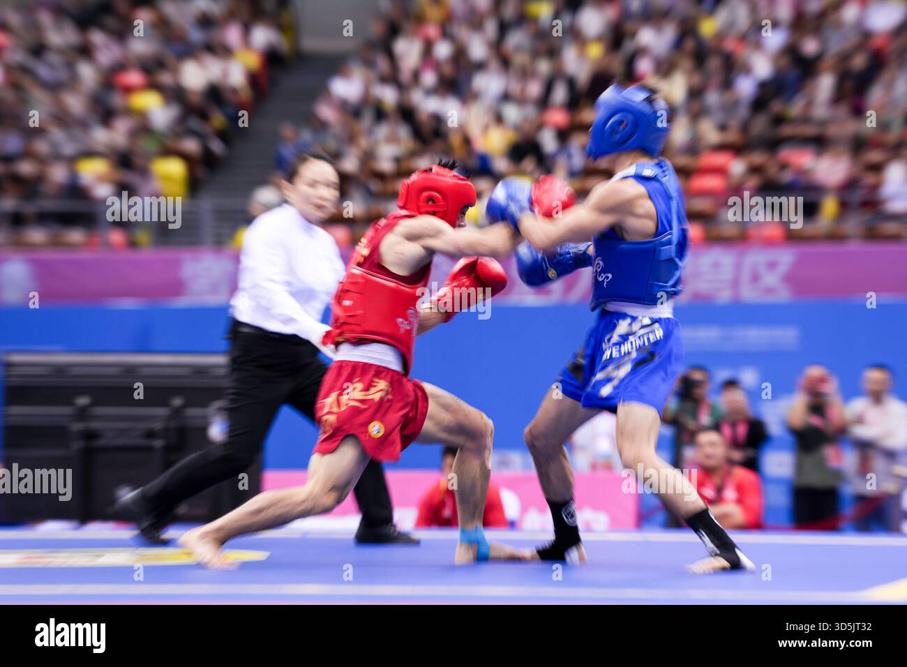 (251116) -- ZHANJIANG, Nov. 16, 2025 (Xinhua) -- Shen Guoshun (L) of ...