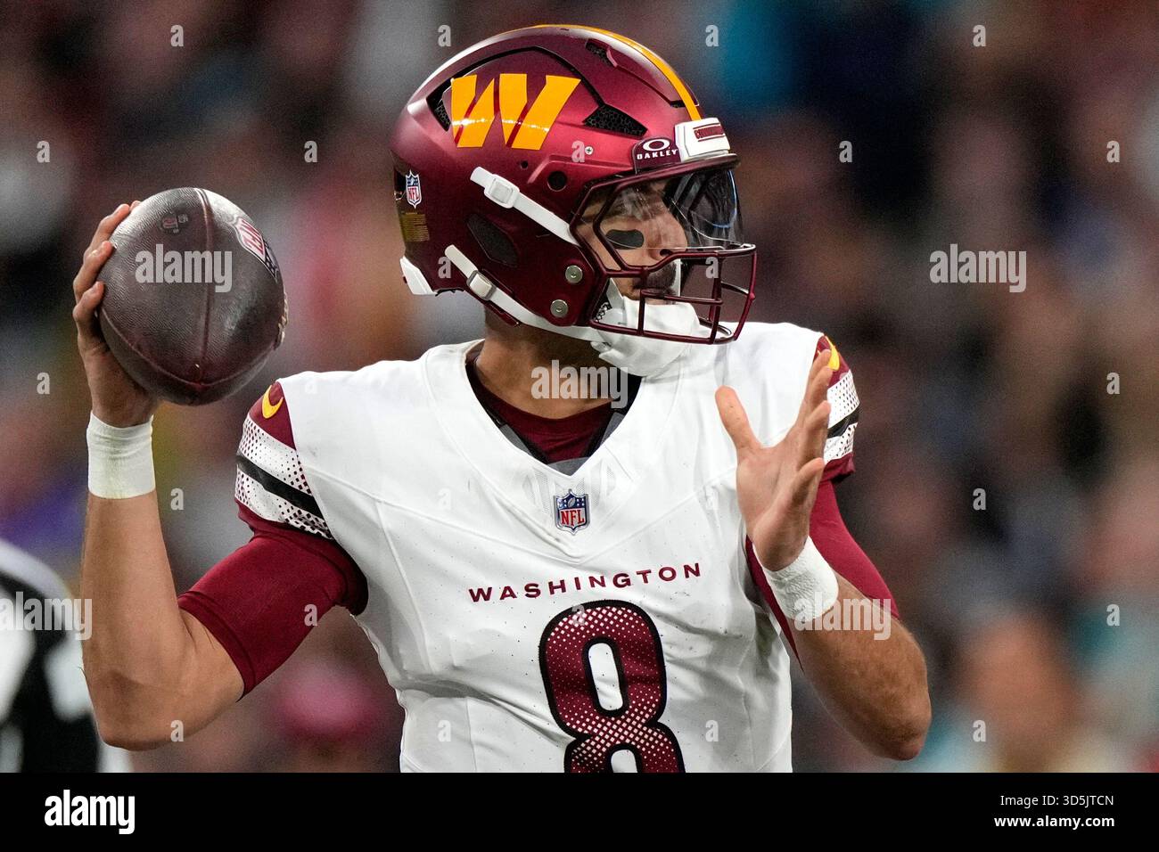 Washington Commanders quarterback Marcus Mariota (8) passes the ball ...