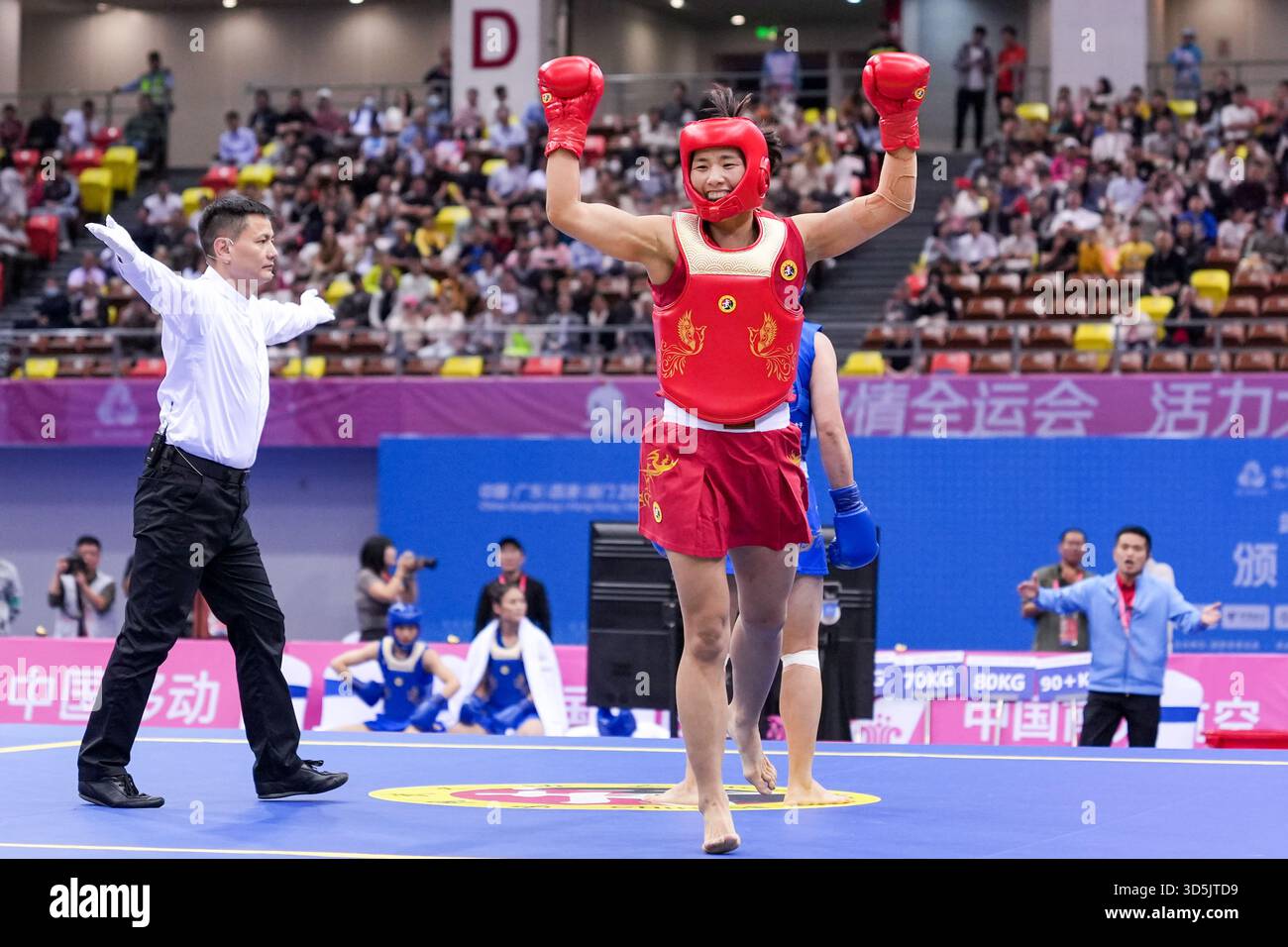 (251116) -- ZHANJIANG, Nov. 16, 2025 (Xinhua) -- Zhu Yuqing of Henan ...