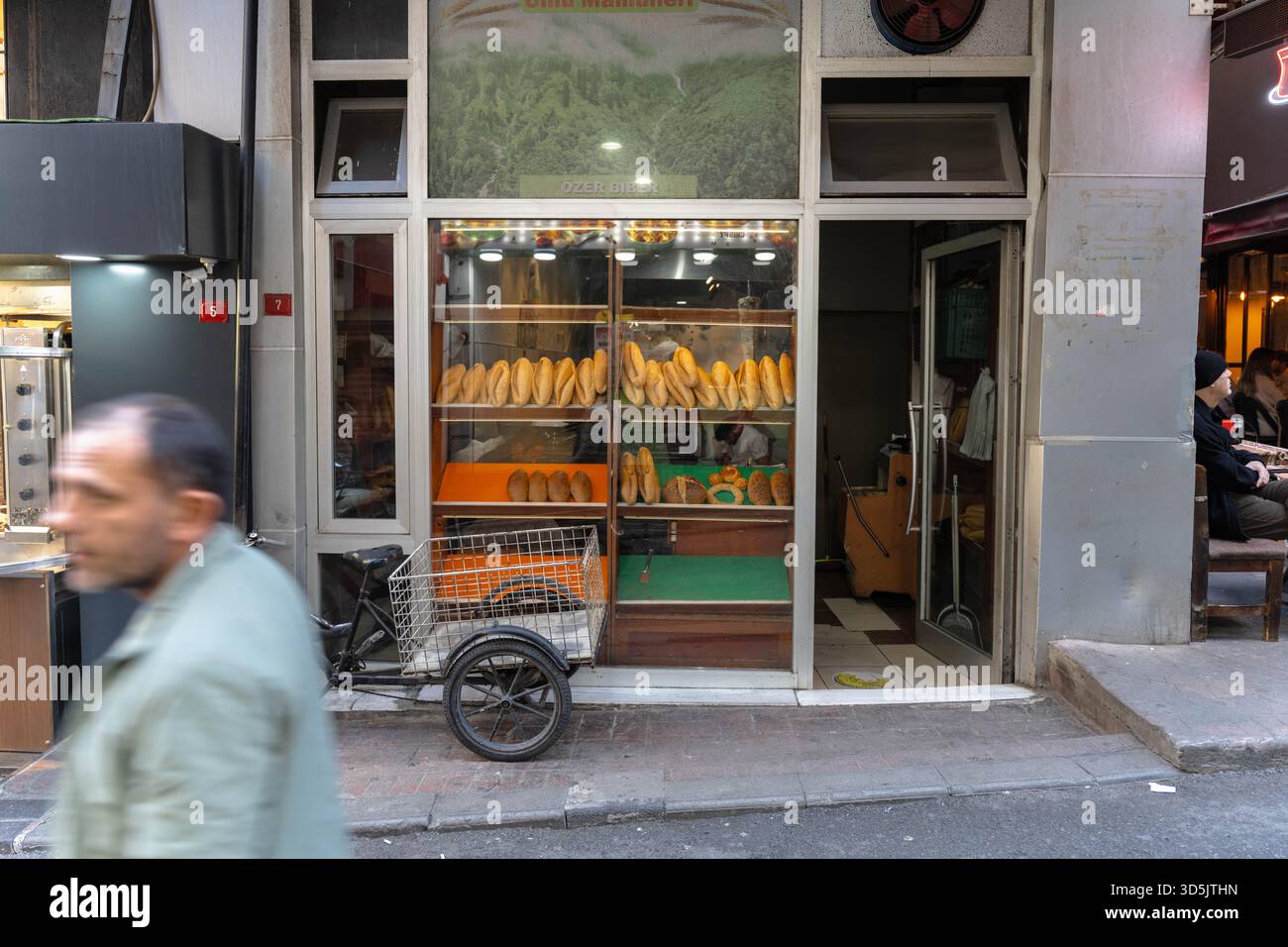 16 November 2025, Turkey, Istanbul: A bakery in the Taksim district of ...