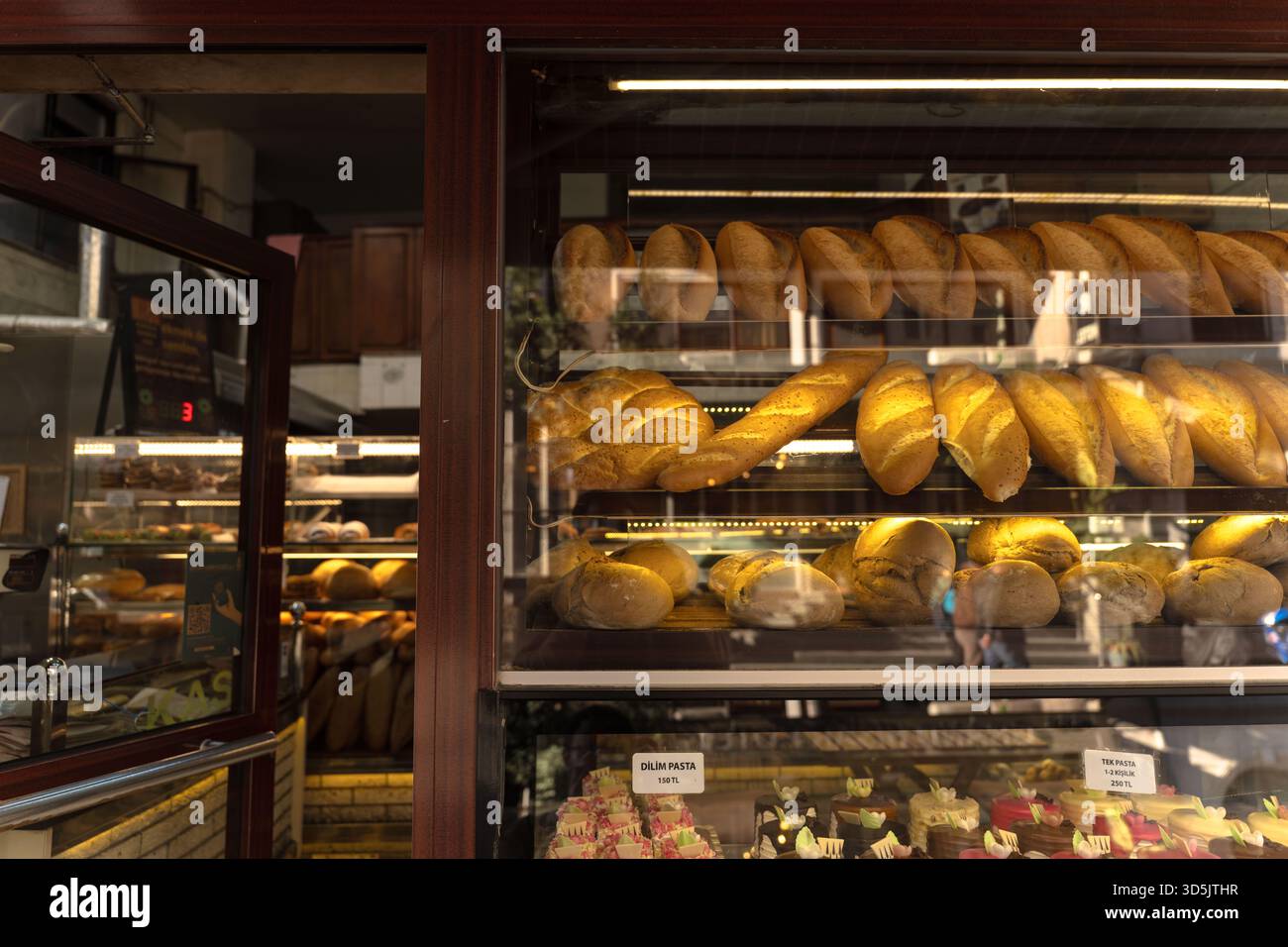 16 November 2025, Turkey, Istanbul: A bakery in the Taksim district of ...