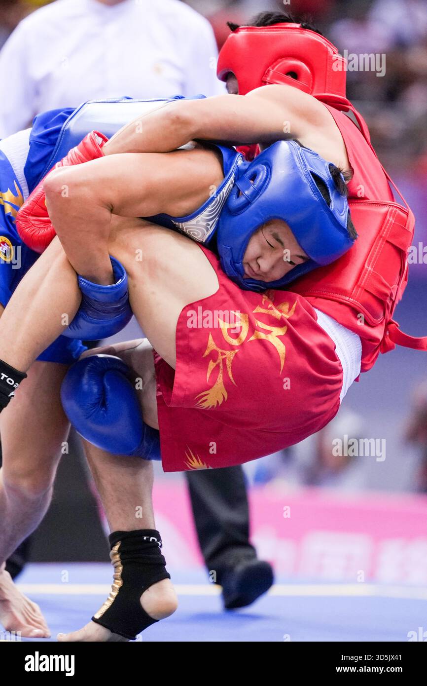 (251116) -- ZHANJIANG, Nov. 16, 2025 (Xinhua) -- Tang Sishuo (L) of ...