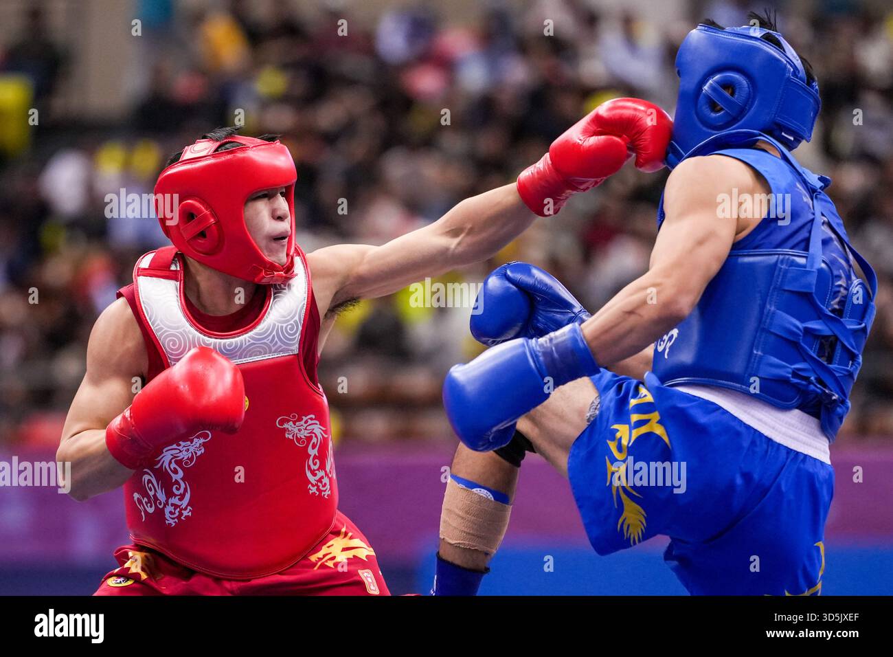 (251116) -- ZHANJIANG, Nov. 16, 2025 (Xinhua) -- Lin Hongwei (L) of ...