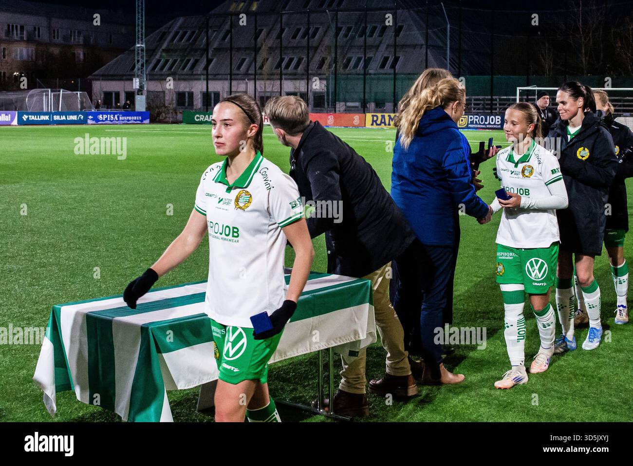 251116 Hammarbys Vilma Emilia Koivisto och Fanny Peterson tar emot ...