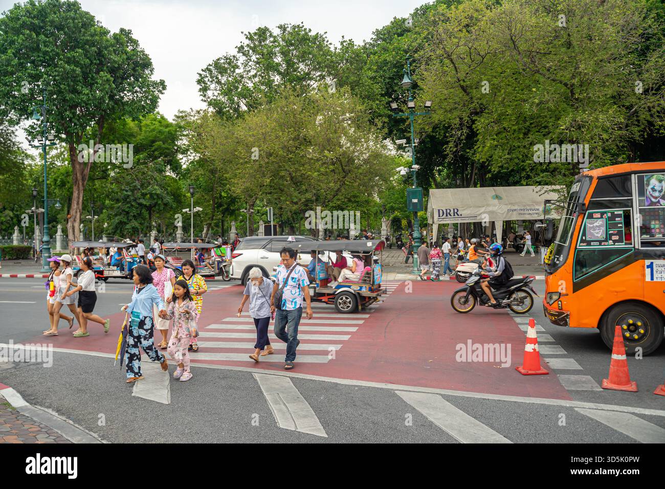 Bangkok family crossing road hi-res stock photography and images - Alamy