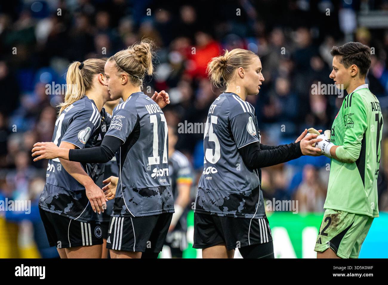 Lina Altenburg (12; Eintracht Frankfurt) and Jella Veit (25; Eintracht ...