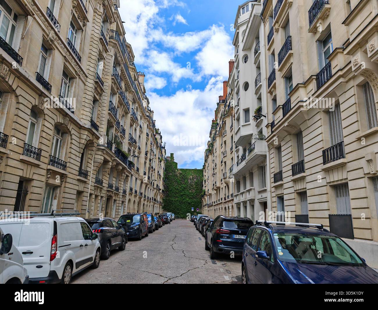 Narrow paris street classic hi-res stock photography and images - Alamy