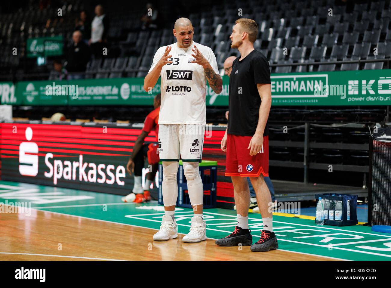 Maik Zirbes (Gladiators Trier) mit Niels Giffey (FC Bayern Basketball ...