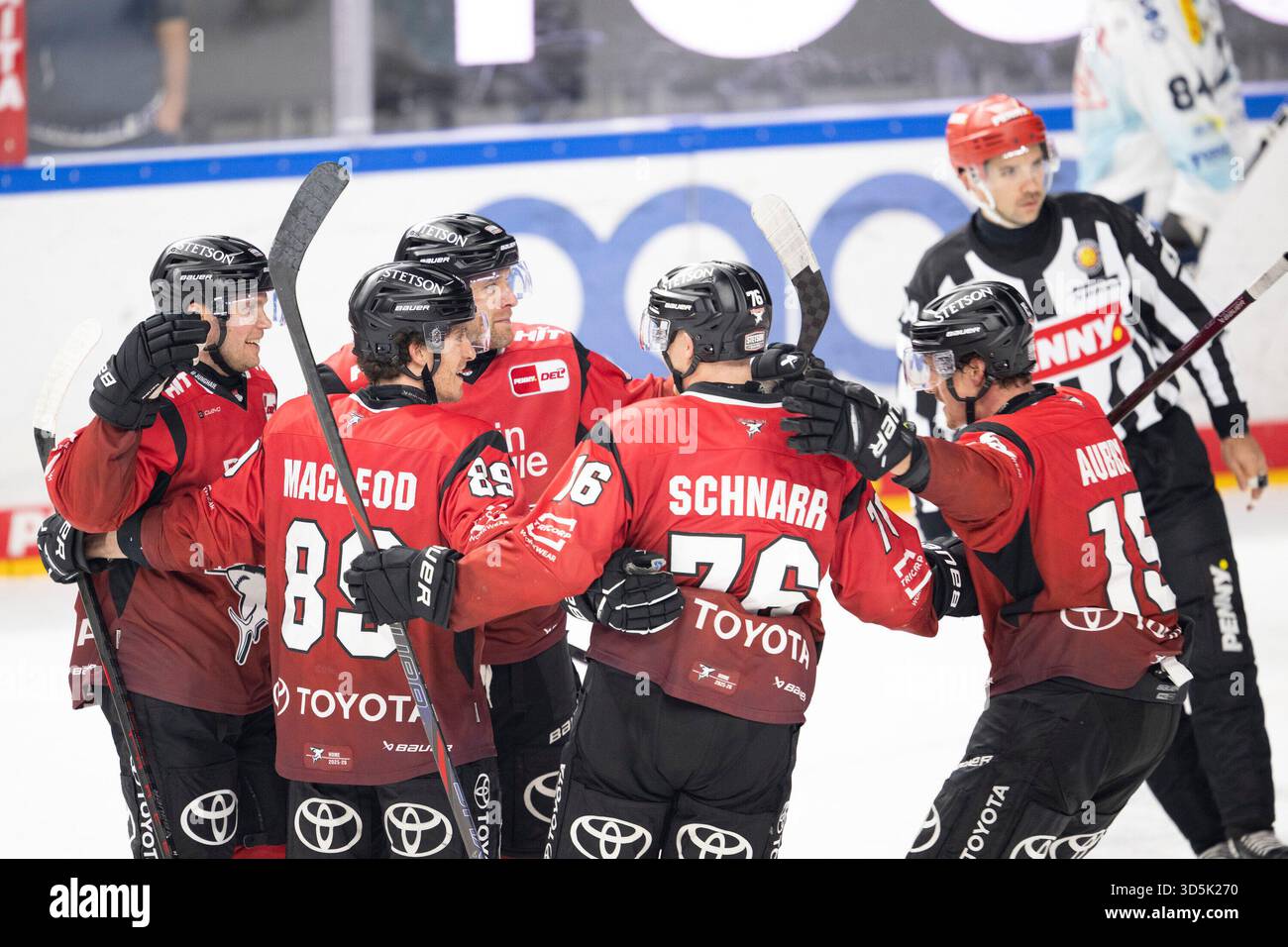 Gregor Macleod (Cologne Sharks, forward, #89); Nate Schnarr (Cologne ...
