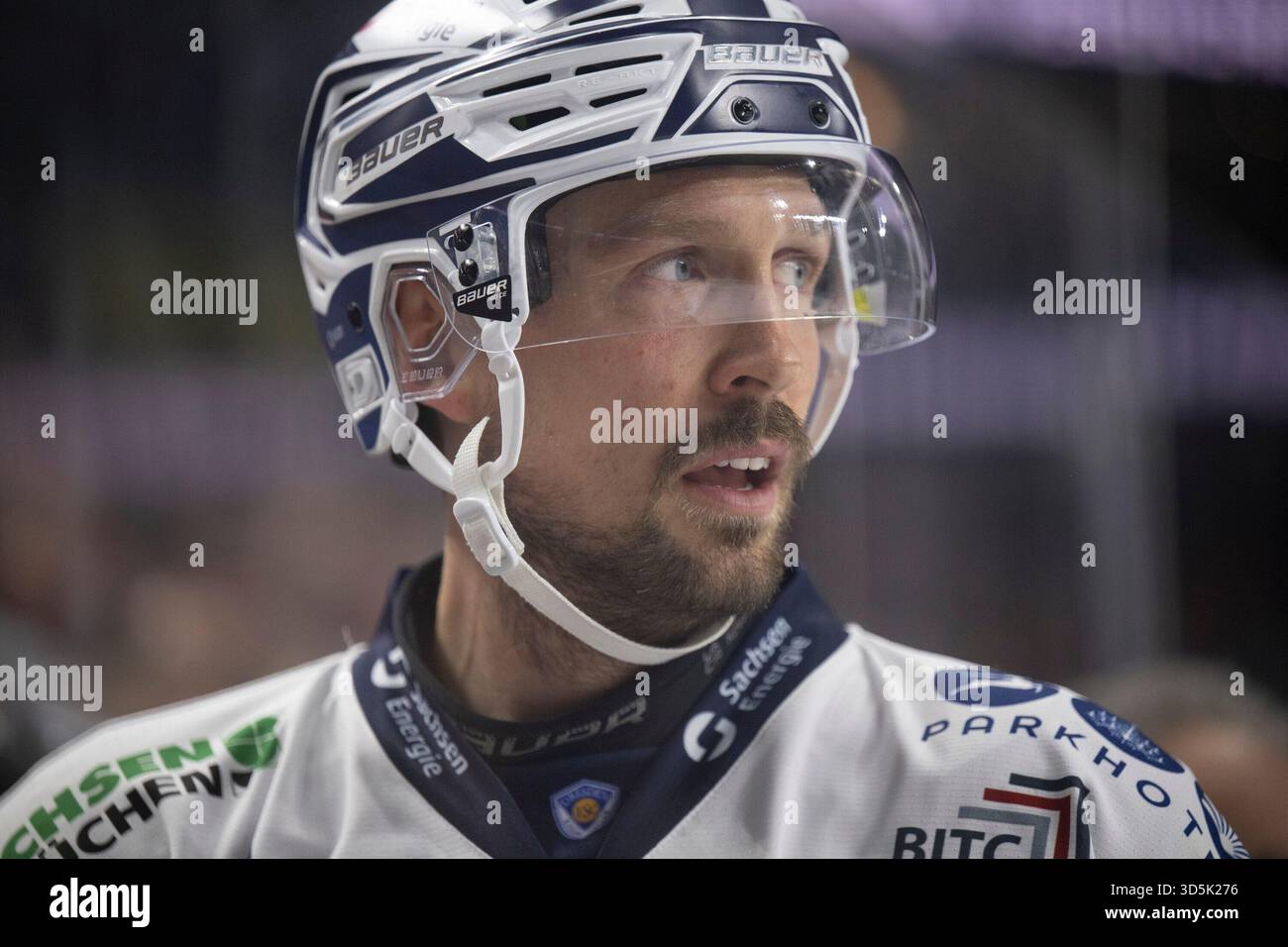 Simon Karlsson (Dresden Eislöwen, Defense, #24); PENNY DEL 1; Cologne Sharks - Dresden Eislöwen ...