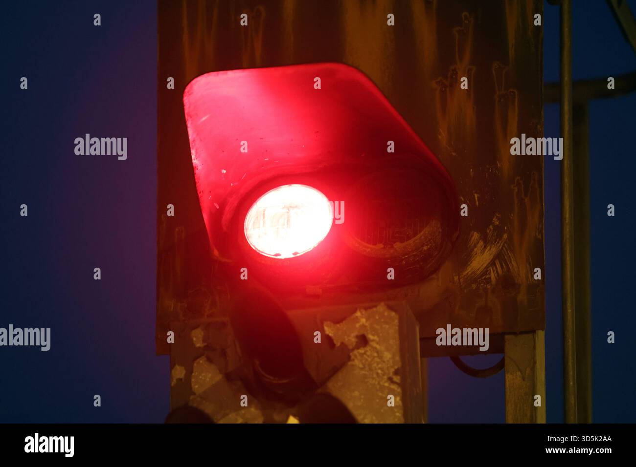 Signale bei der Eisenbahn Ein Halt zeigendes Signal mit roten Lampen ...